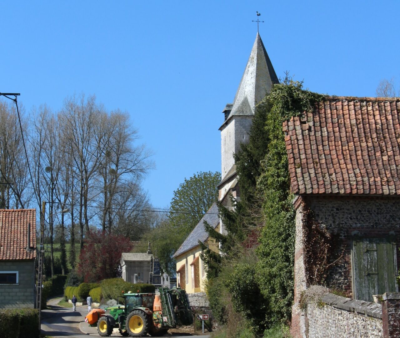Un village rural niché au creux d’un écrin de verdure | Village-parenty.fr
